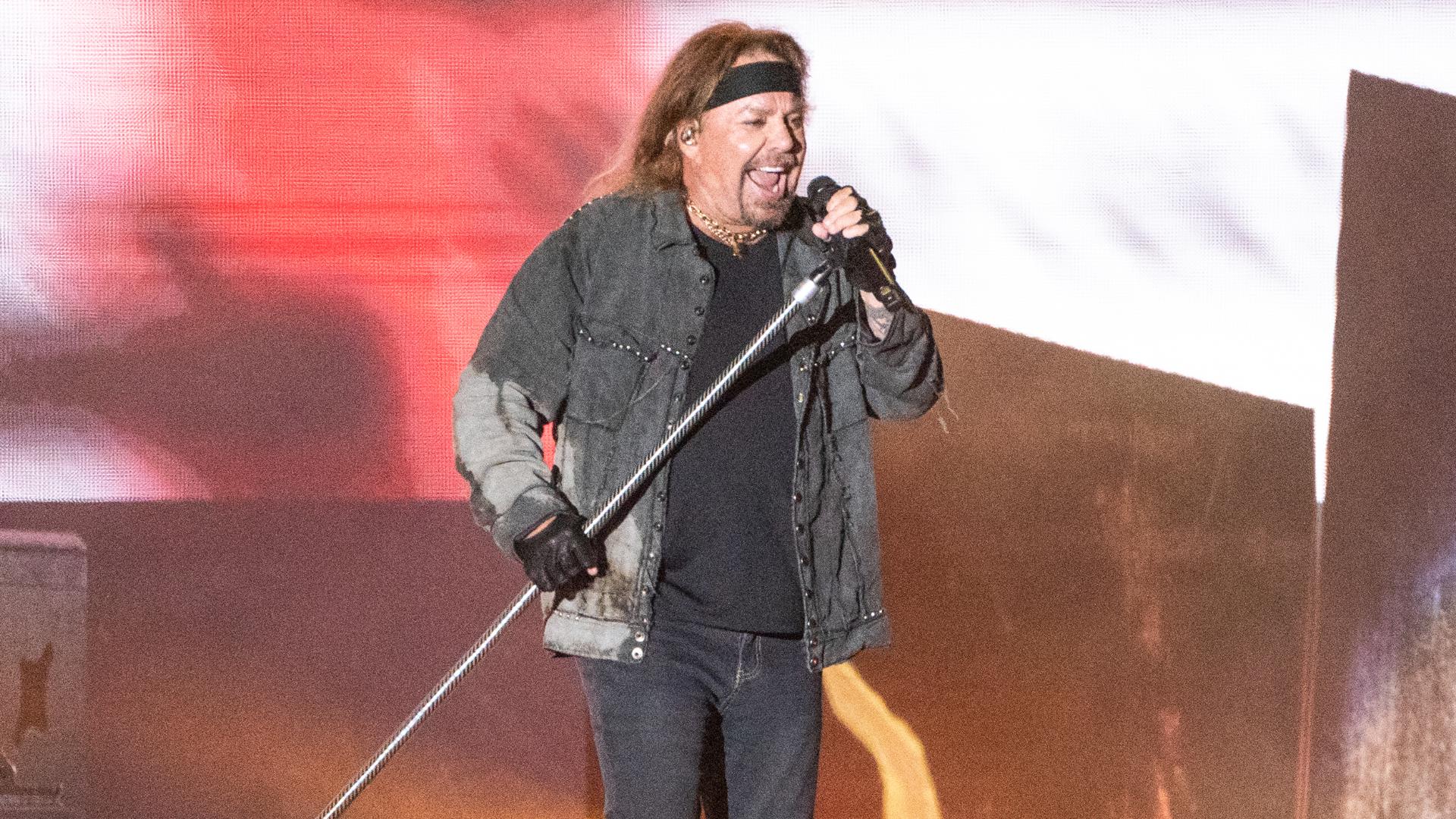 Vince Neil of Mötley Crüe returns to the stage after revealing he had a ...
