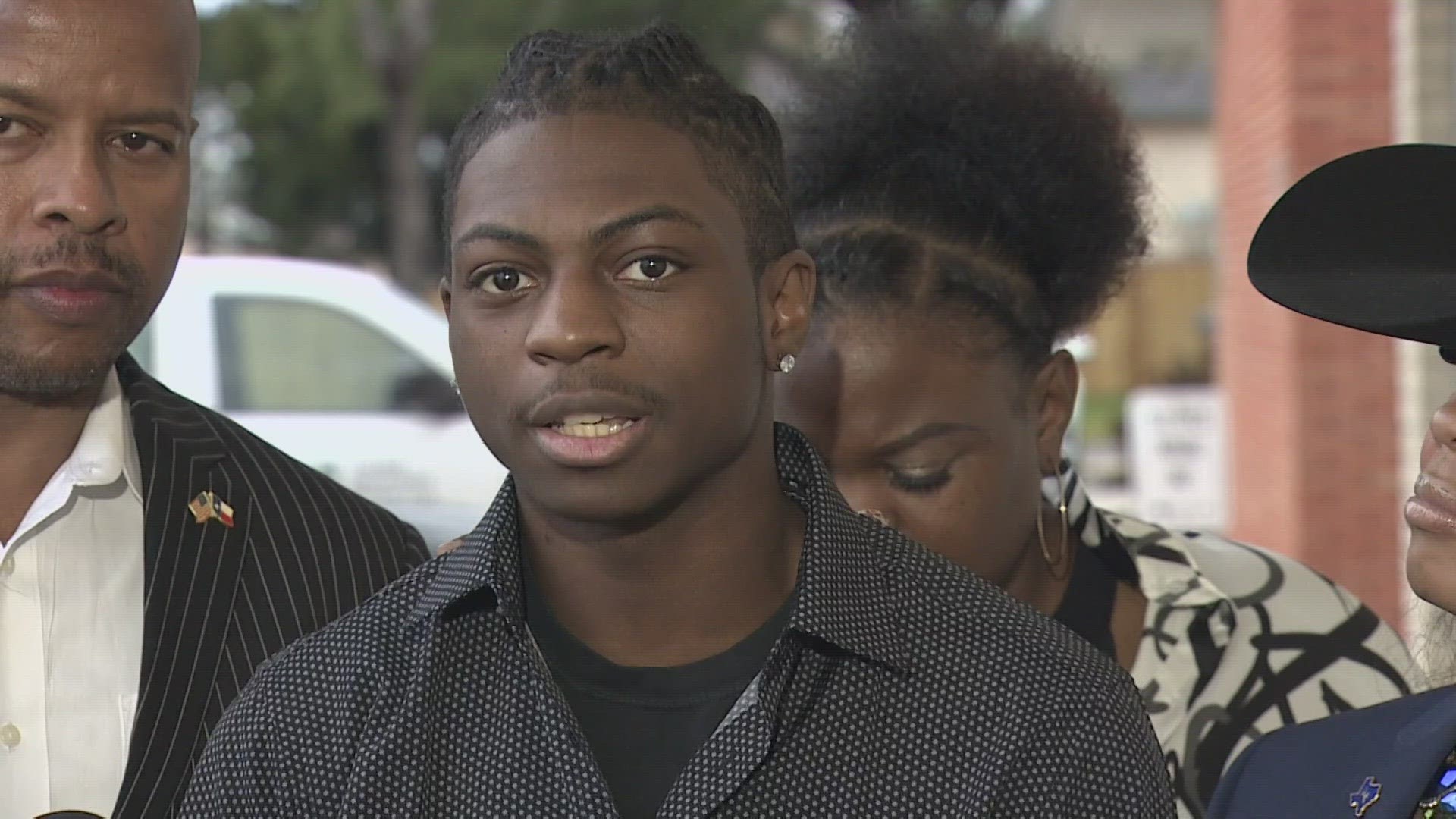 A Texas school's punishment of a Black student who wears his hair in ...