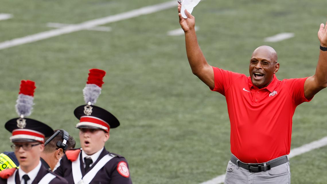 Ohio State legend Archie Griffin dots the 'i' in Script Ohio | wtol.com