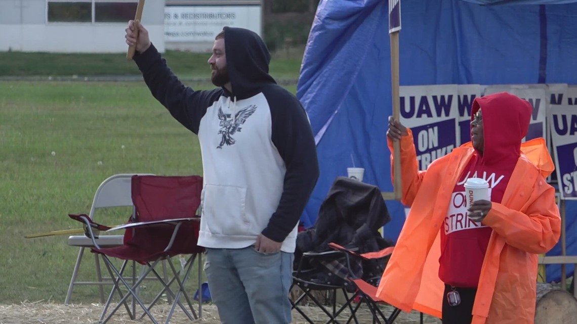 UAW workers remain on picket line as negotiations continue | wtol.com