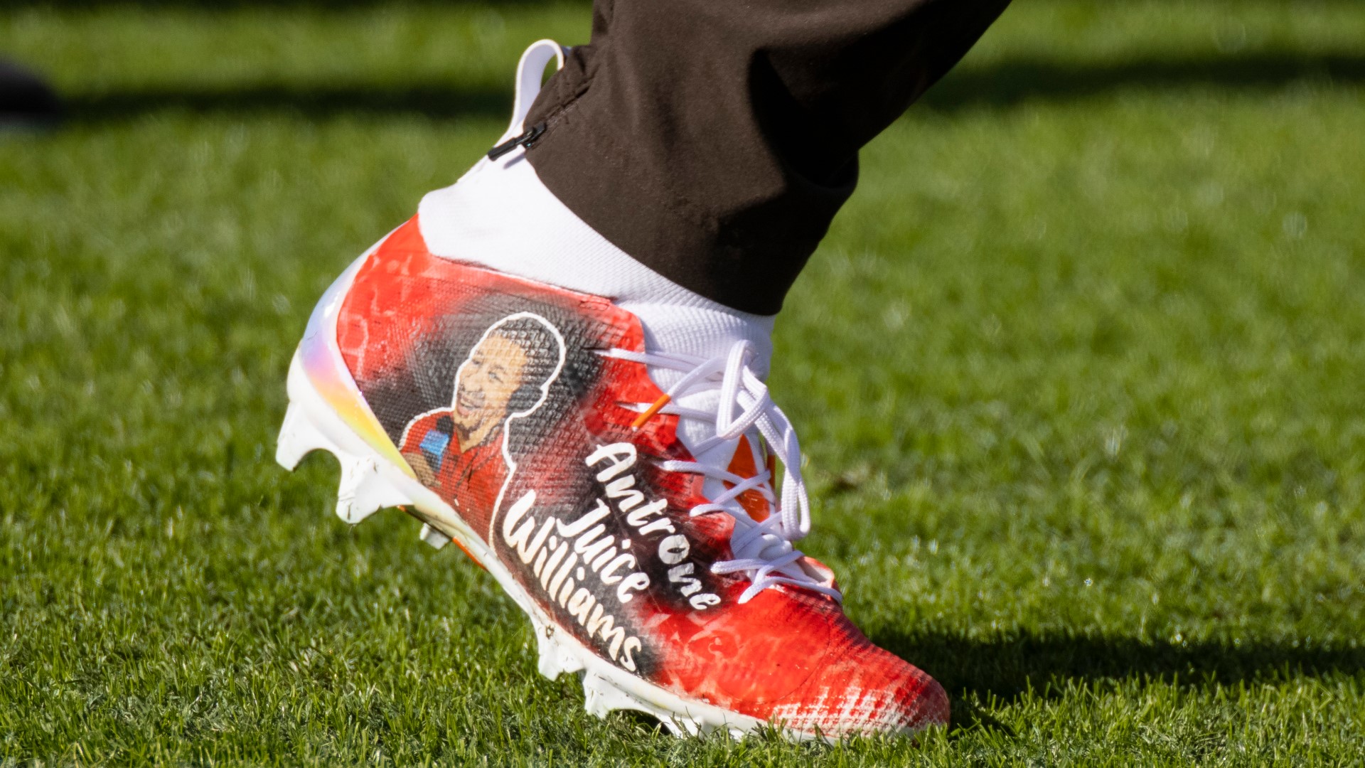 Baker Mayfield wears cleats designed by Avon High School students ...