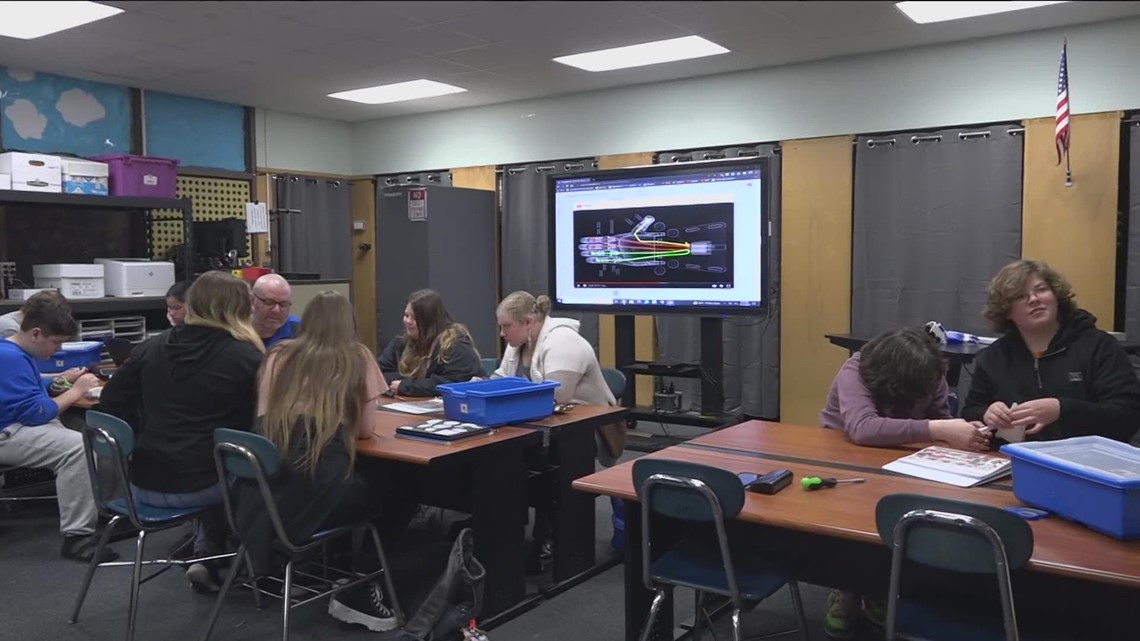 Springfield Middle School students assemble 3D-printed hands | wtol.com