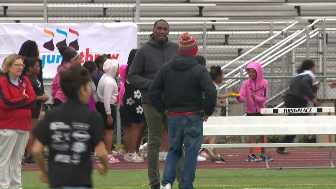Gold medalist inspires future athletes at Rogers High School | wtol.com