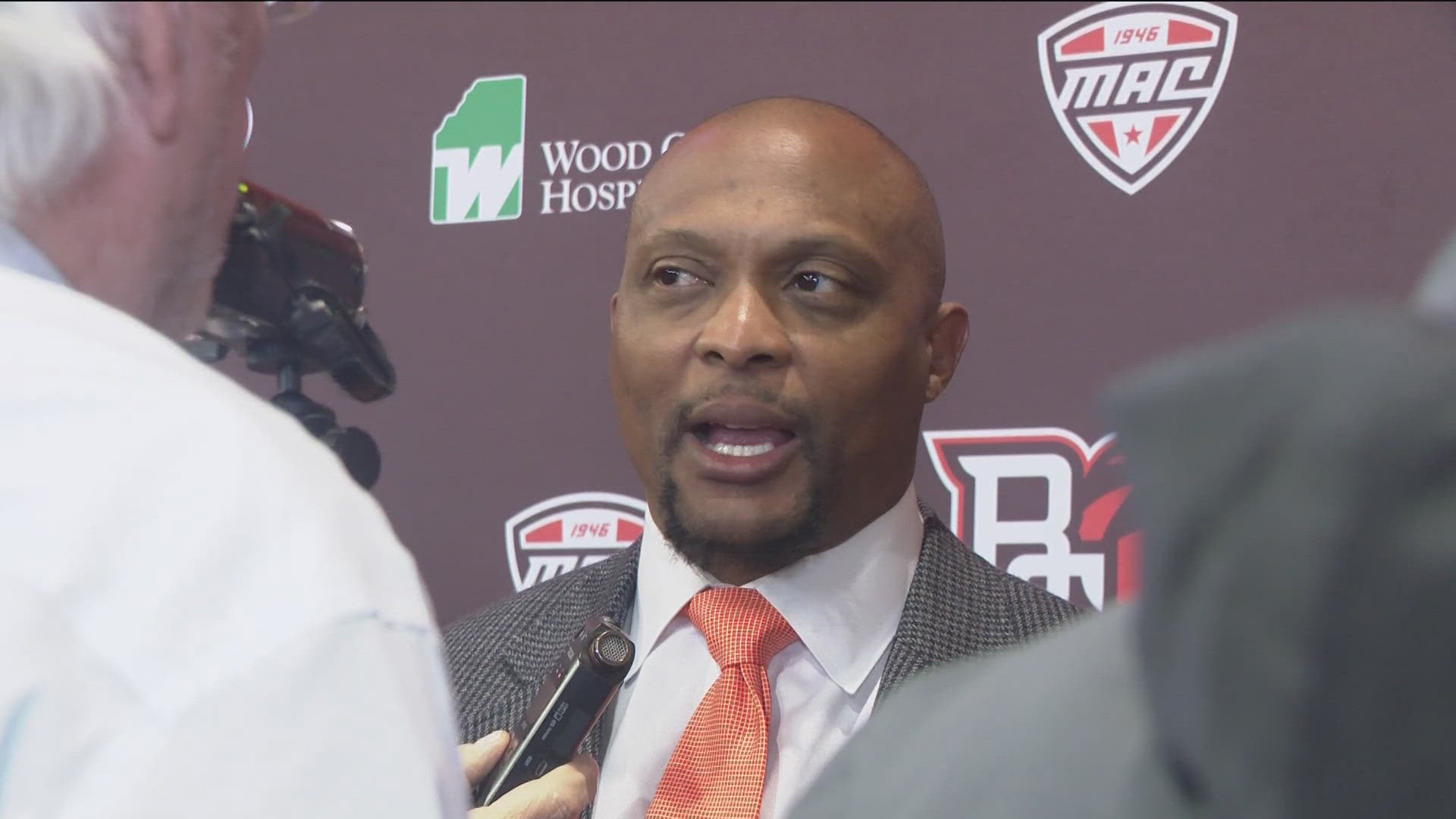 Eddie George introduced as new BGSU head football coach; students react ...