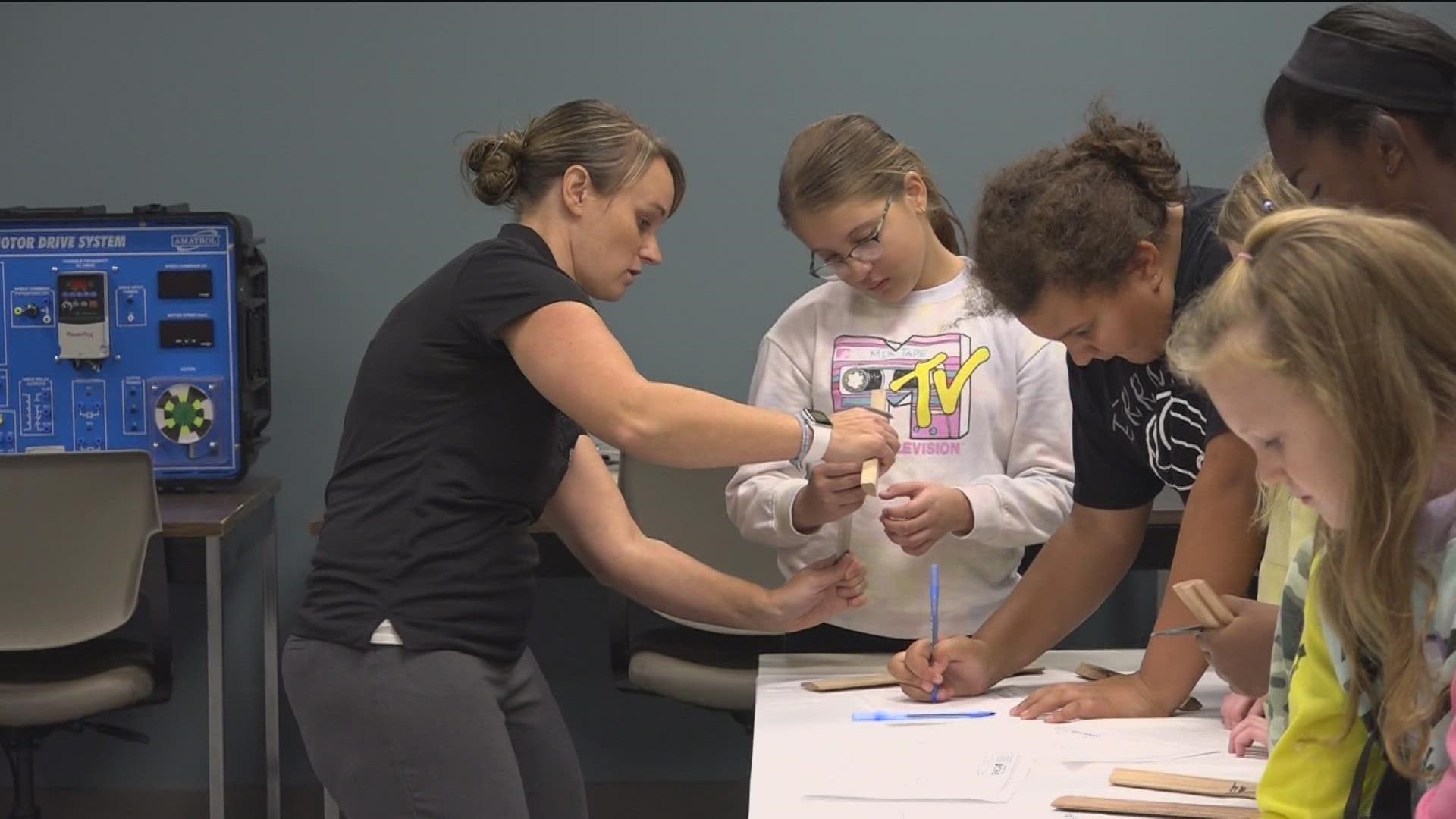 Fostoria fifth-graders learn about careers | wtol.com