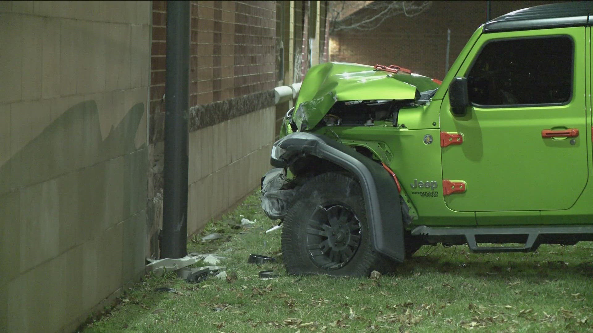 Driver of Jeep crashes into Woodward High School | wtol.com