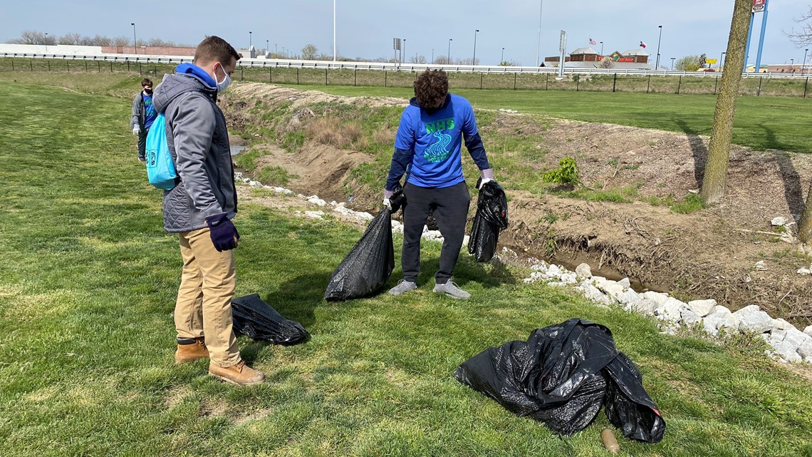 Findlay High School students clean up litter | wtol.com