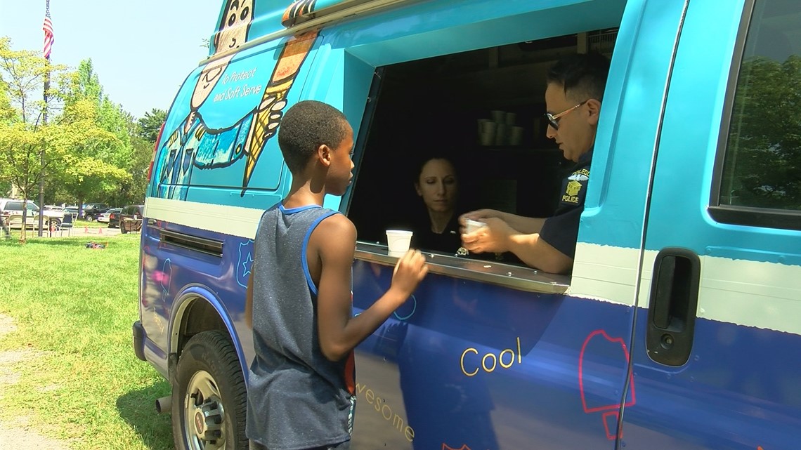 Toledo kids get free ice cream from police department's new truck ...