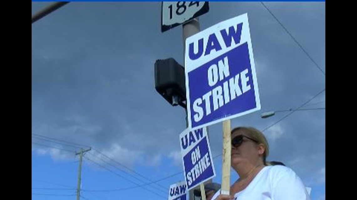 Fellow union workers supporting UAW Local 14 members on strike | wtol.com