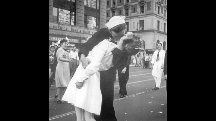 Sailor in iconic V-J Day Times Square kiss photo dies at 95 | wtol.com