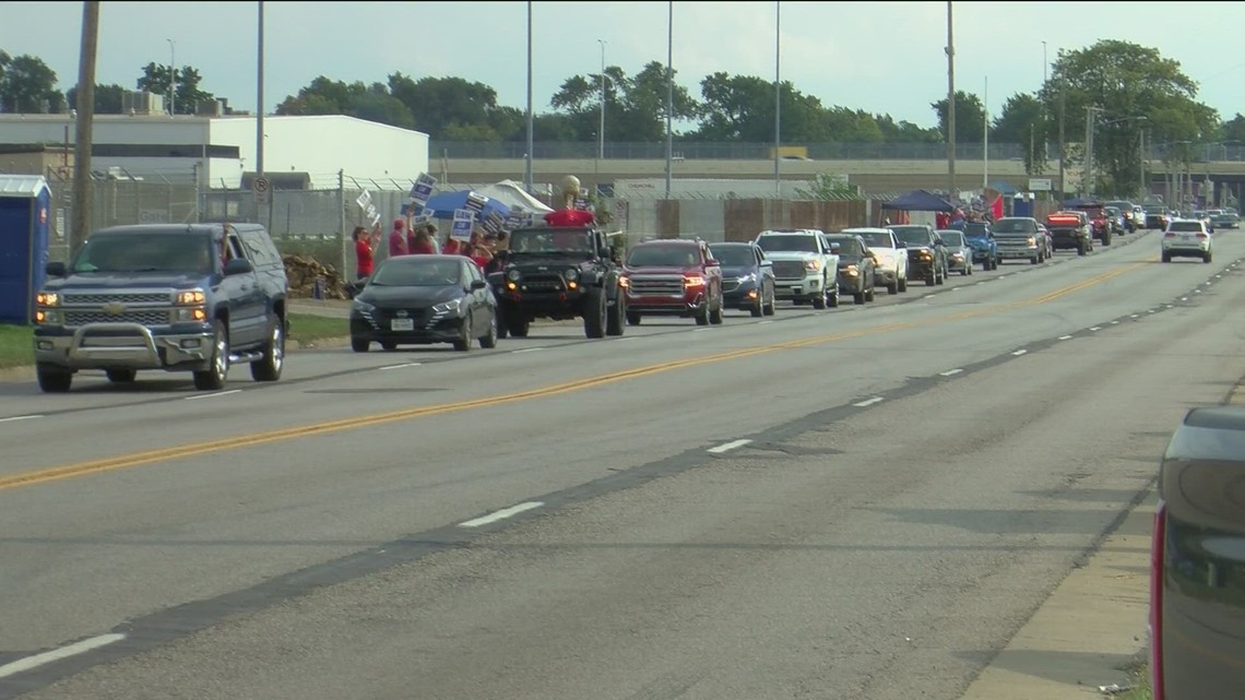 'We are here for what's fair' | UAW strike continues into day 4 | wtol.com