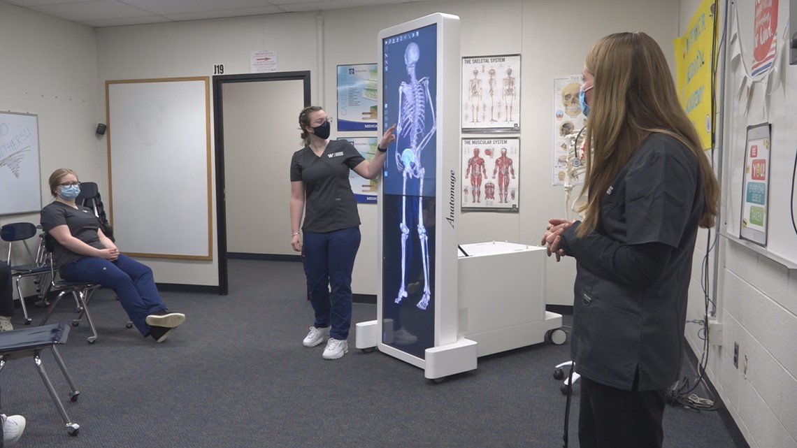 Virtual human dissection table used by Ohio high school students | wtol.com