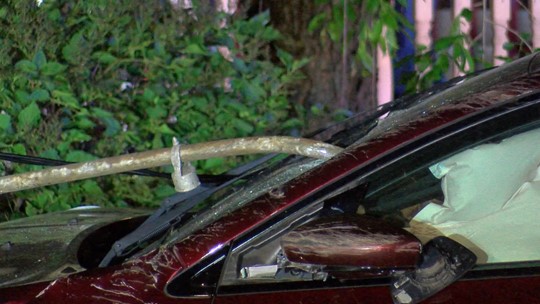 Metal pole through windshield nearly impales Ohio driver | wtol.com