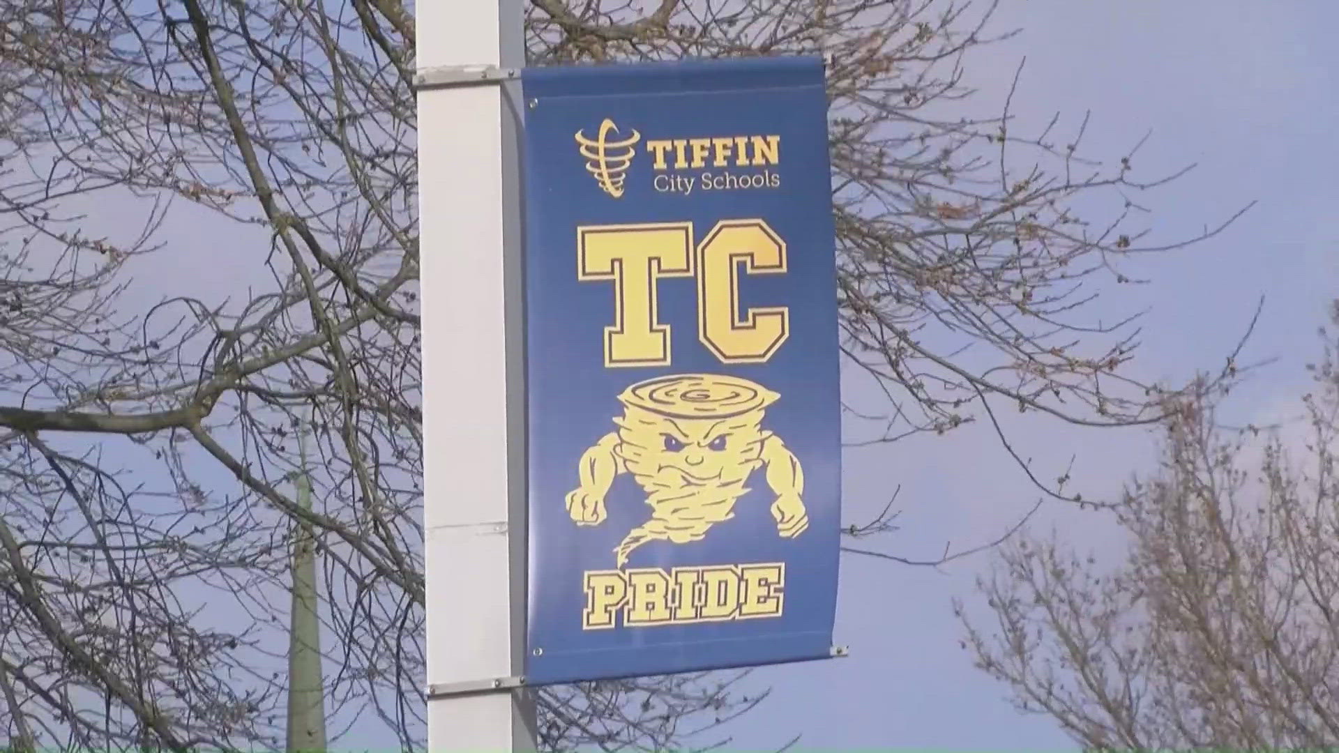 Strong winds tear parts of roof off Tiffin Columbian High School | wtol.com