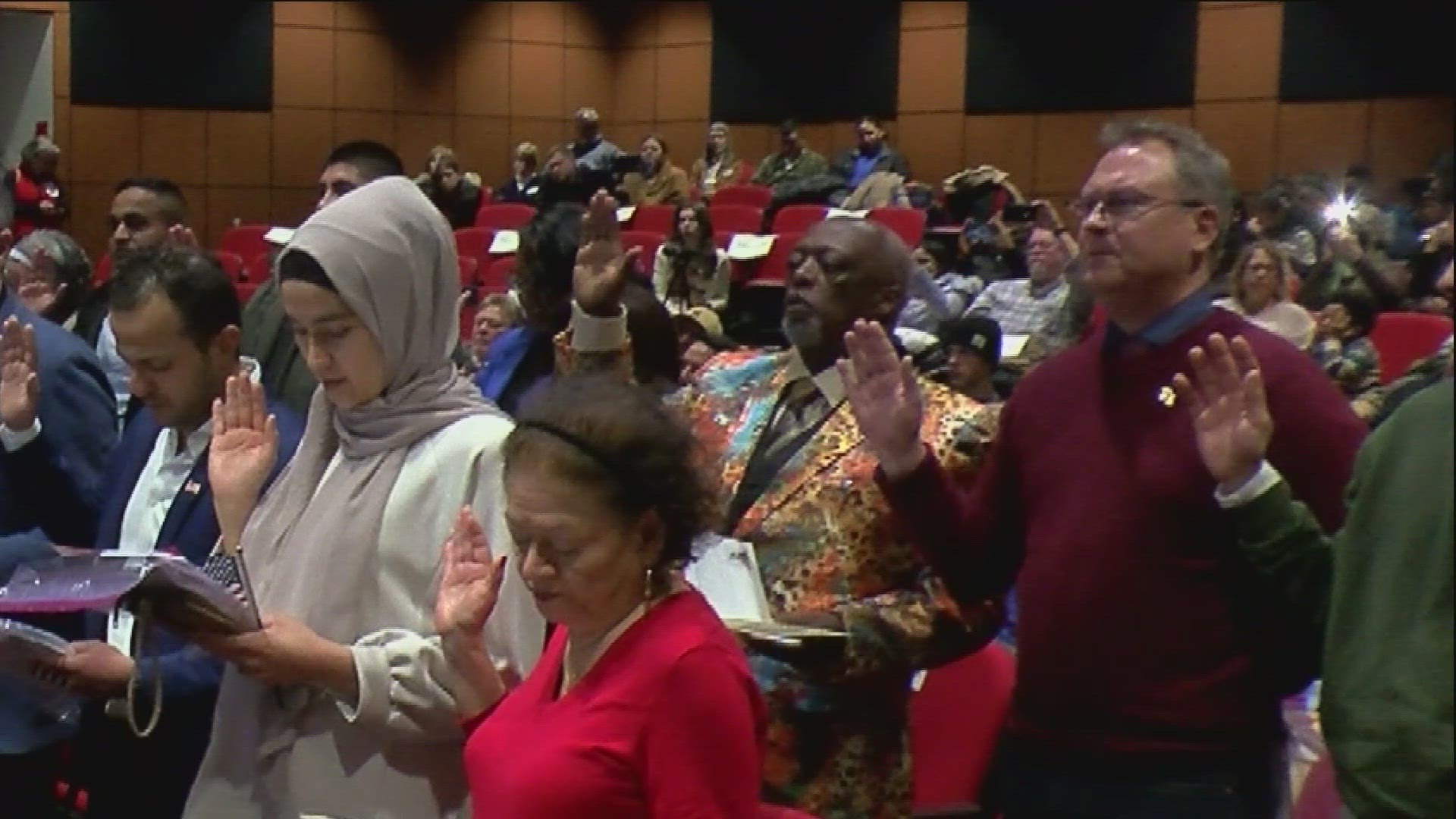 Toledo welcomes 40 new US citizens in naturalization ceremony | wtol.com
