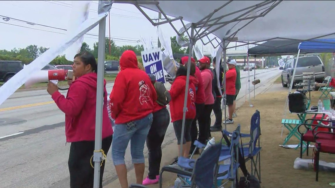 Strikers battle rain as UAW strike continues into day 11 | wtol.com