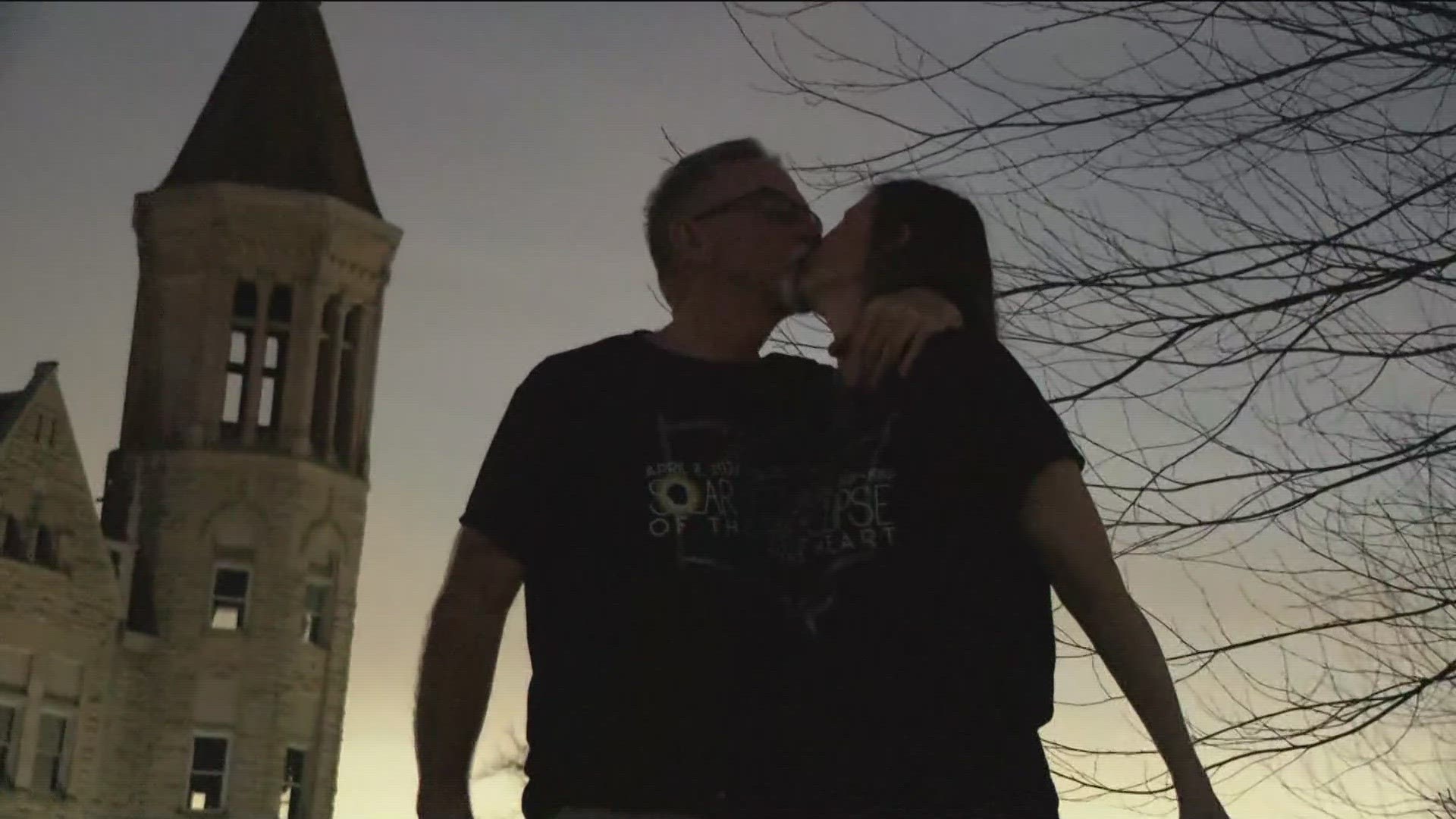 Hundreds gather in Tiffin to 'Elope at the Eclipse' | Total Solar ...