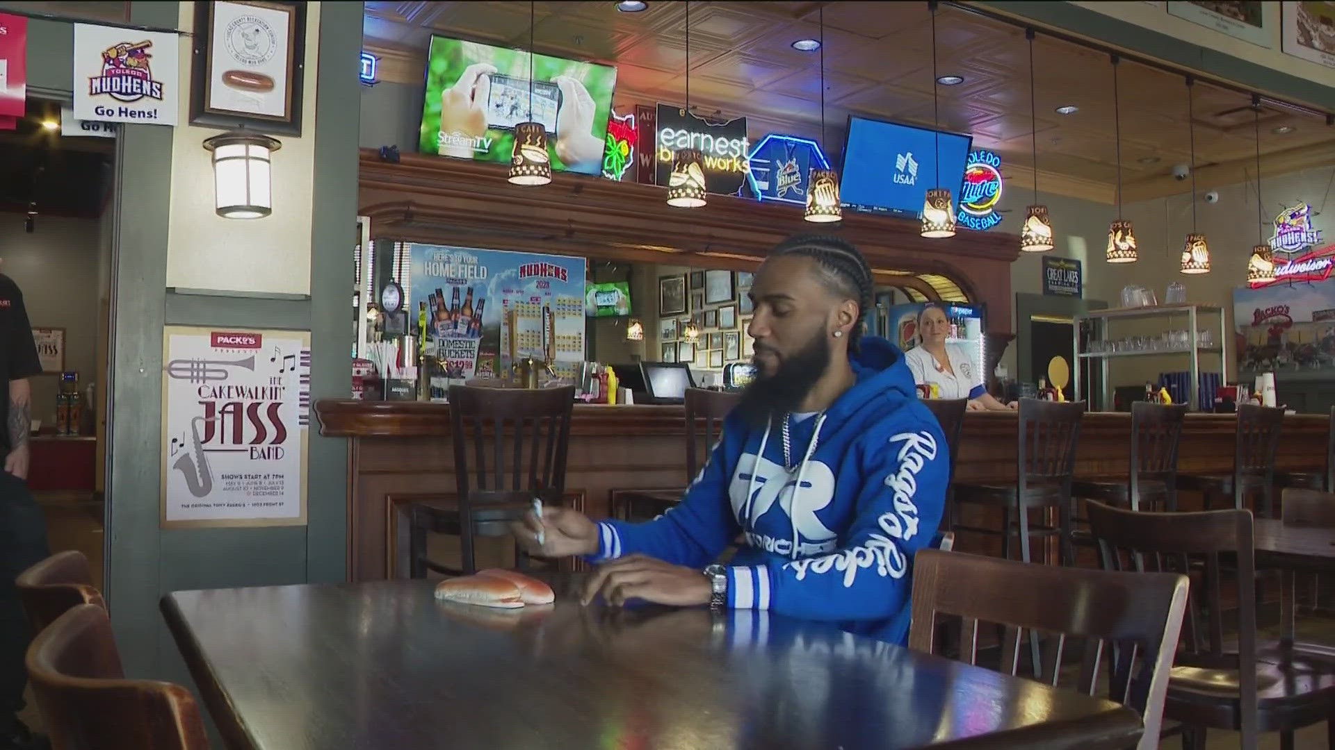 Albert 'Prince' Bell signs a bun at Tony Packo's | wtol.com