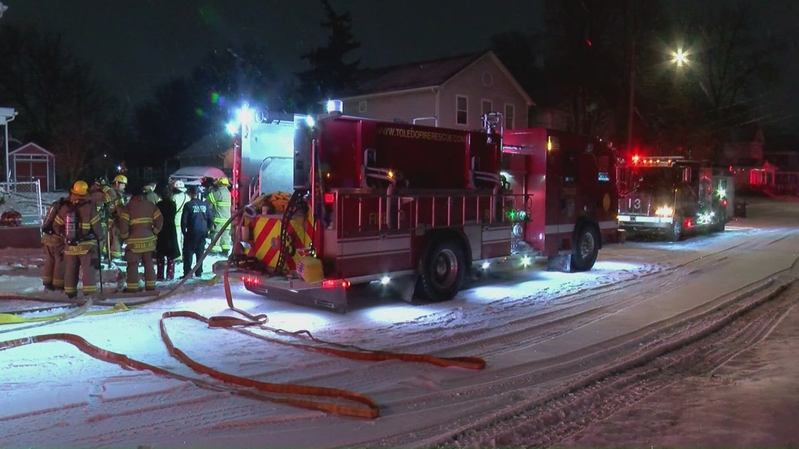 Family of 4 safe after firefighters help them escape from house fire ...