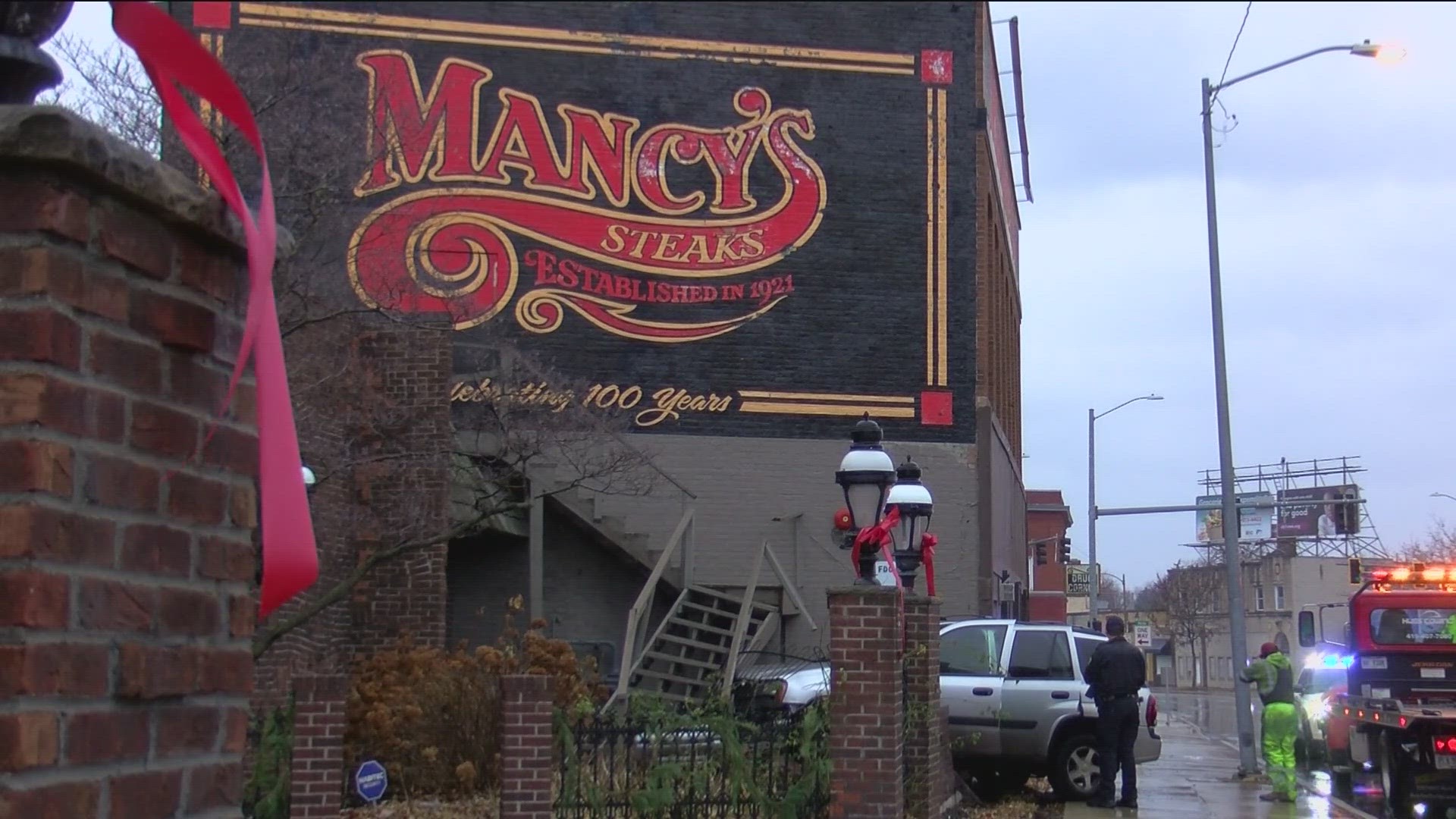 Car crashes into Mancy's Steaks in Toledo Friday | wtol.com