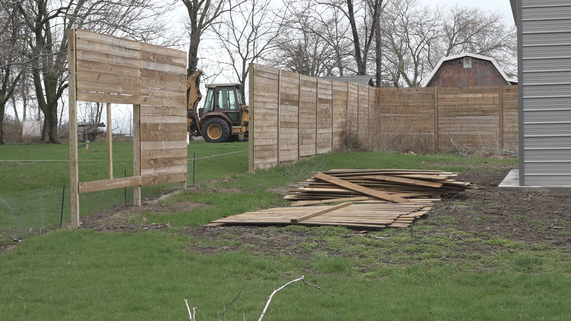 Elmore man left with incomplete fence, contractor disappears: Call 11 ...