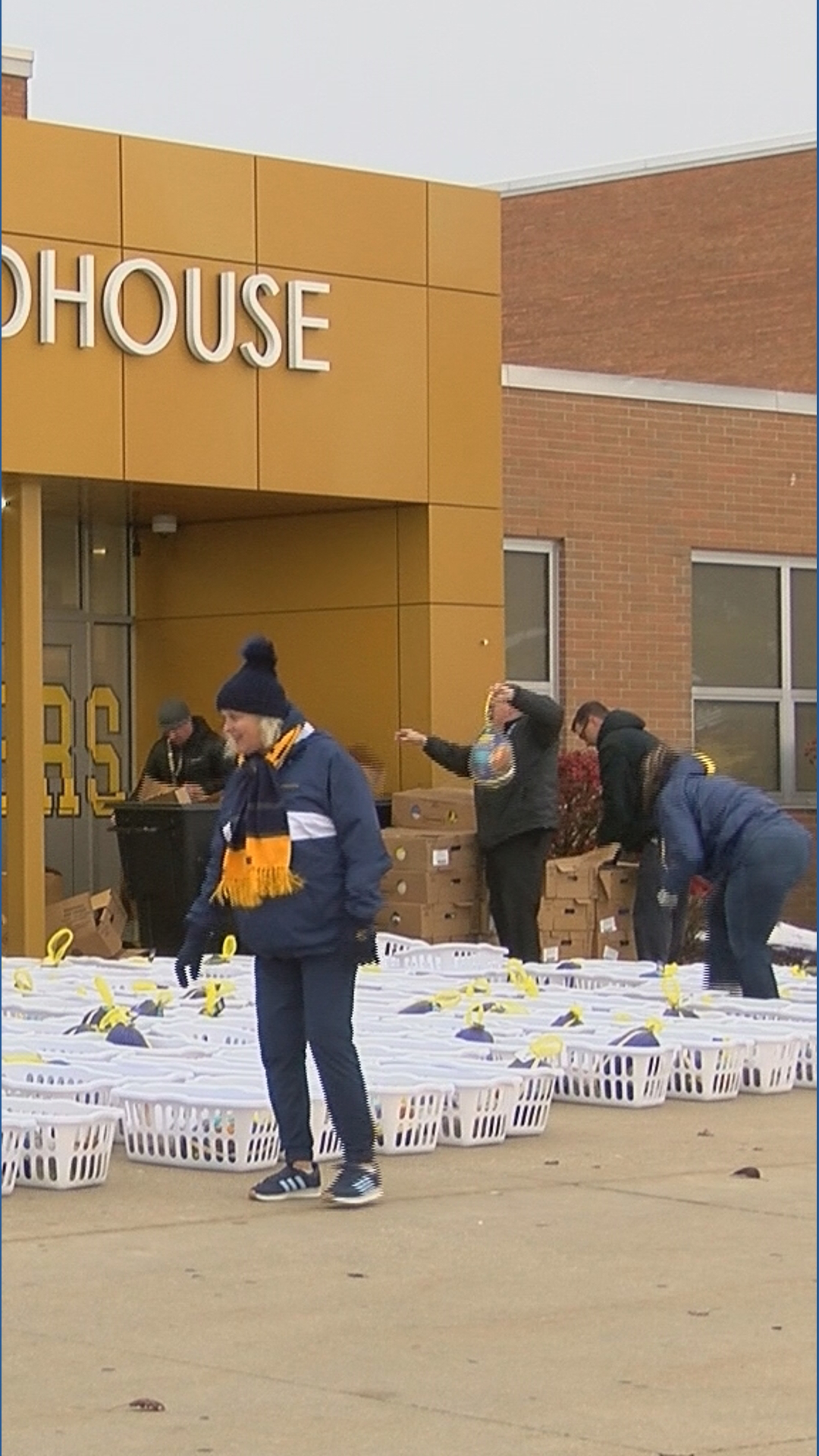 Pro athletes donate 200 Thanksgiving dinners to local families | wtol.com