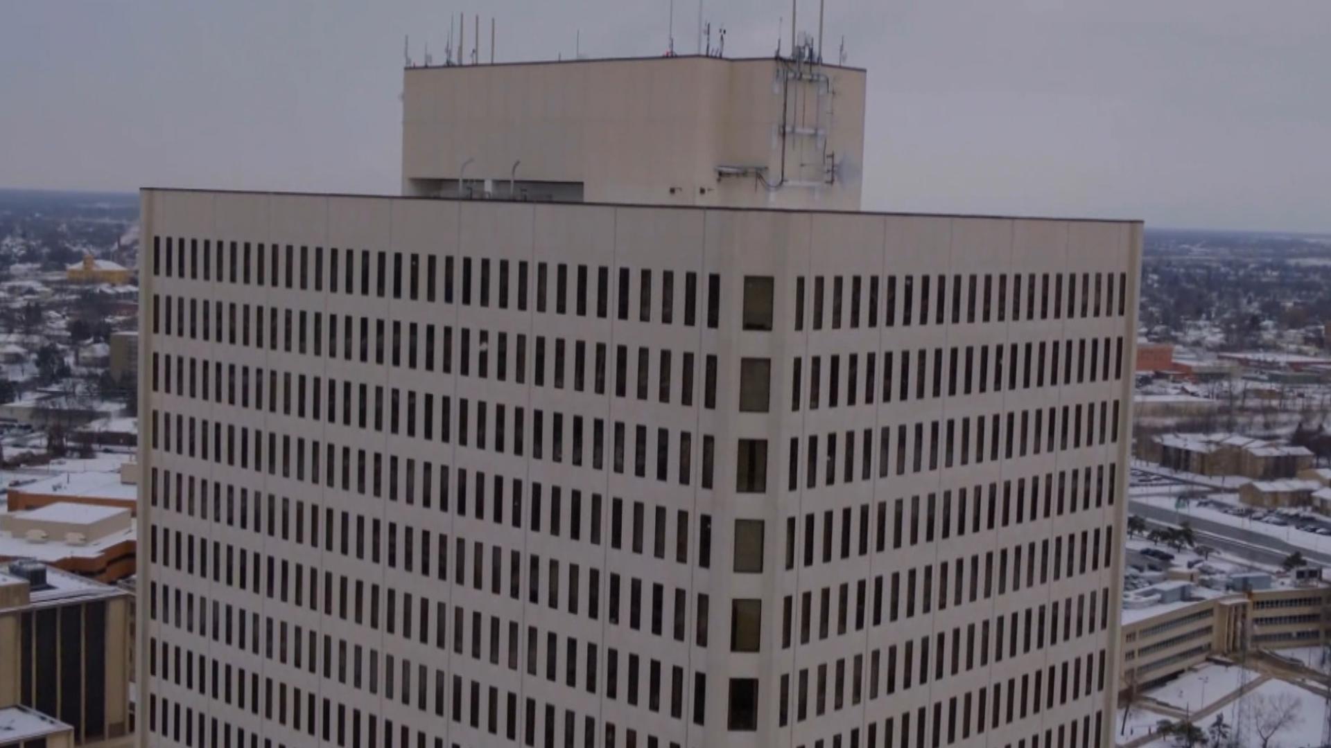 Derek Hough and Hayley Erbert welcome first baby together | wtol.com