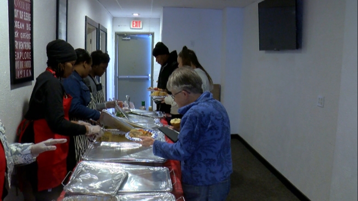 Toledo catering company brings free Christmas meals to people in need | wtol.com