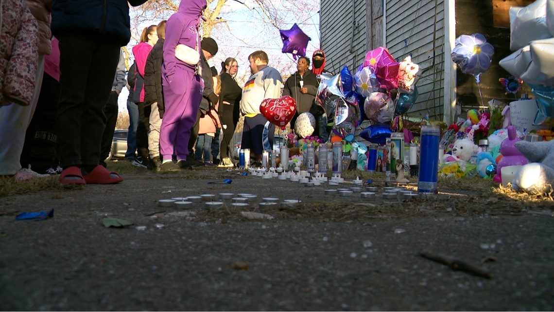 Toledo community holds vigil to honor life of Kei'Mani Latigue | wtol.com