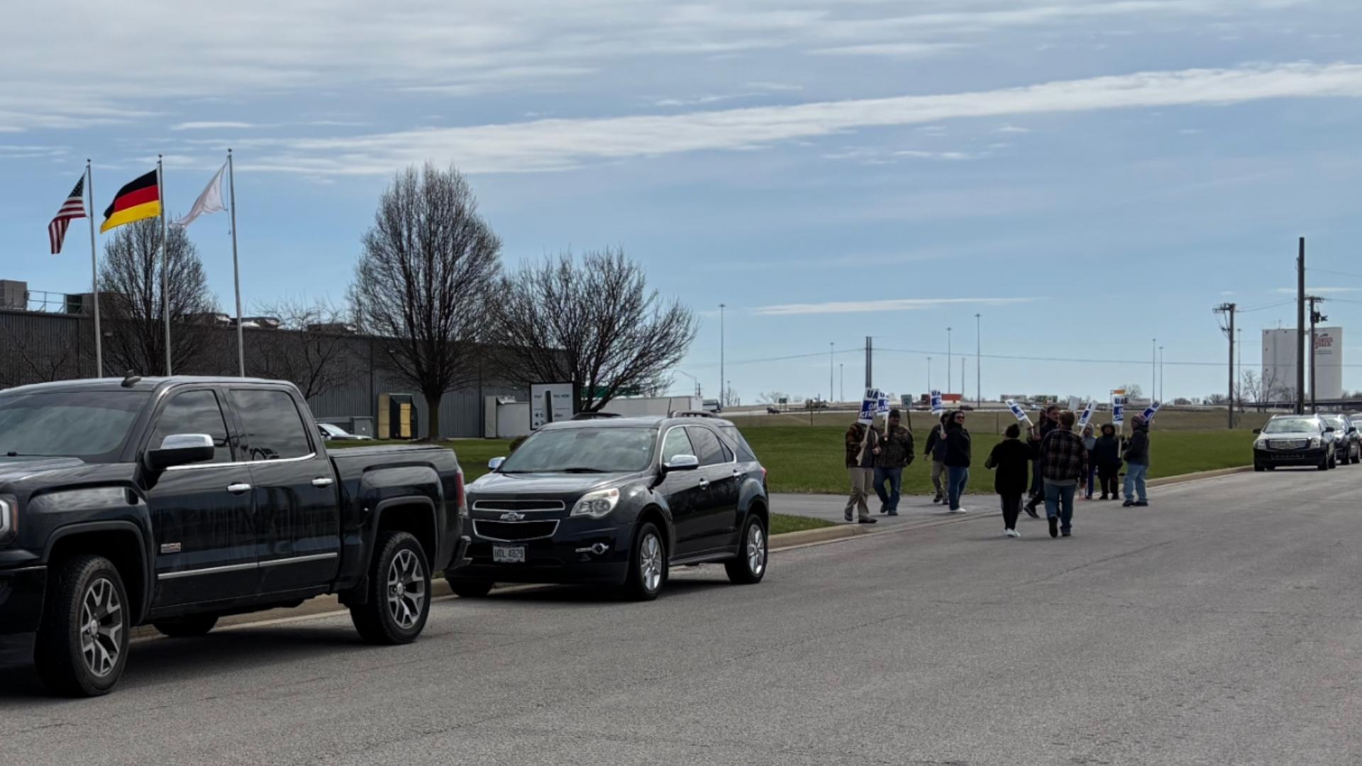 UAW Local 1327 in Findlay goes on strike | wtol.com