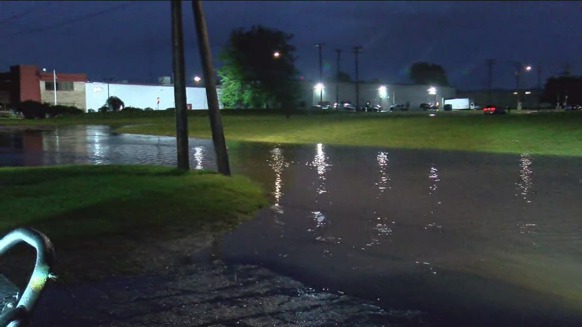 Tracking heavy rain flooding roadways Thursday morning, afternoon heat ...