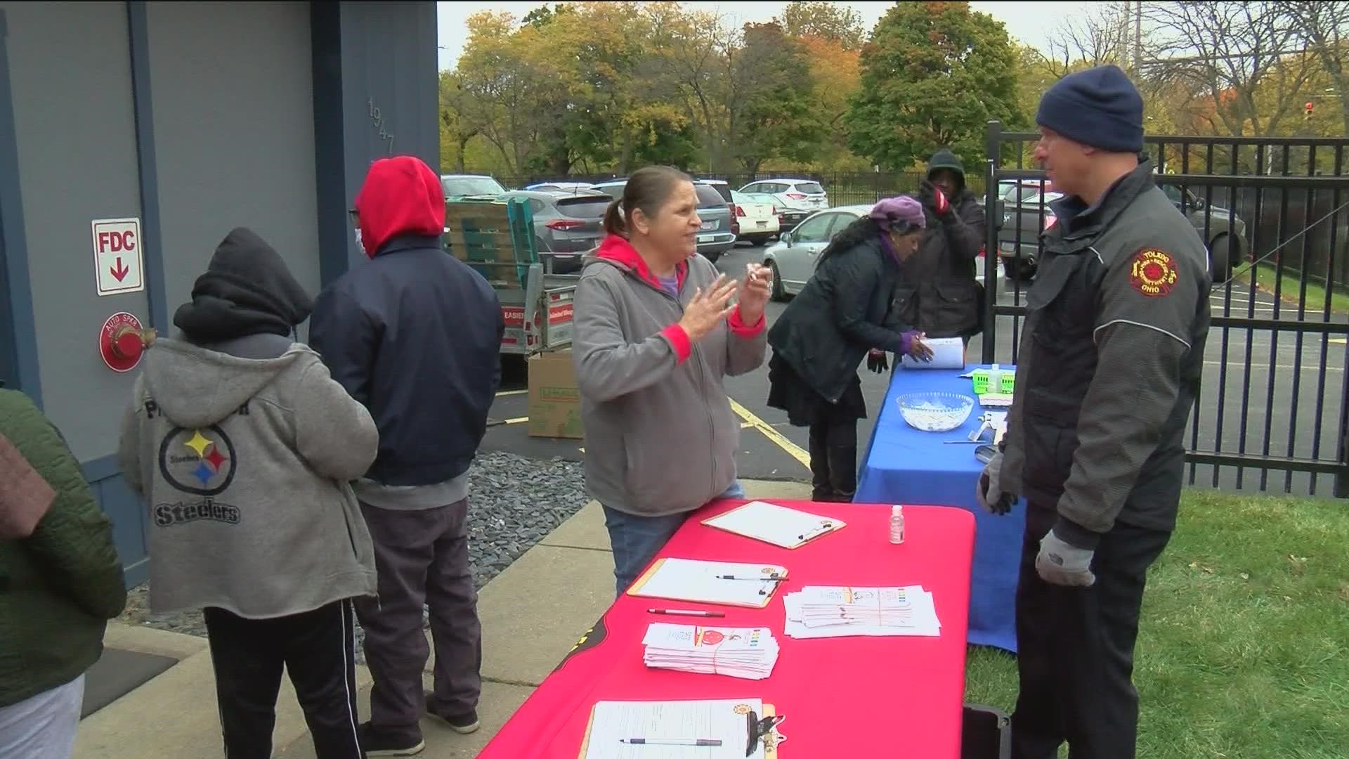 Toledo Fire & Rescue distribute free smoke alarms, fire safety tips to ... Toledo Fire & Rescue distribute free smoke alarms, fire safety tips to ...