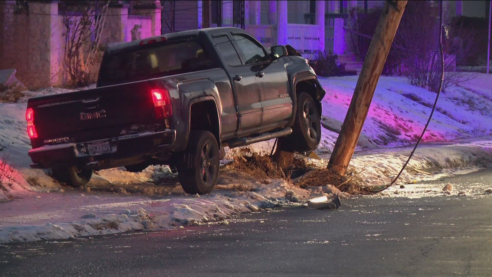 Driver crashes truck into pole in south Toledo causing outages | wtol.com