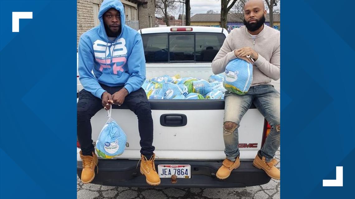 Group hands out 100 turkeys ahead of Thanksgiving in Toledo | wtol.com