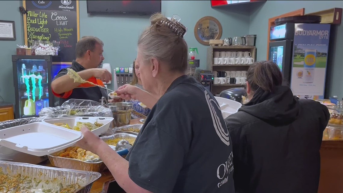 Everyday People Cafe in Bowling Green hosts Friendsgiving dinner | wtol.com