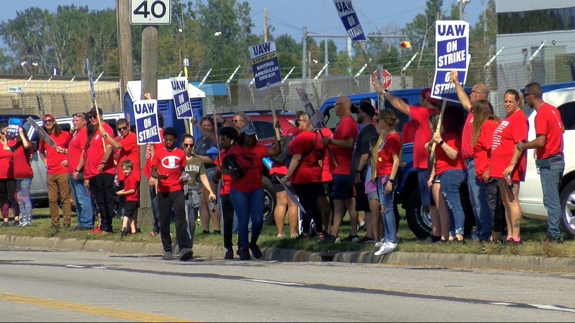 Members of the community show up to support striking workers | wtol.com