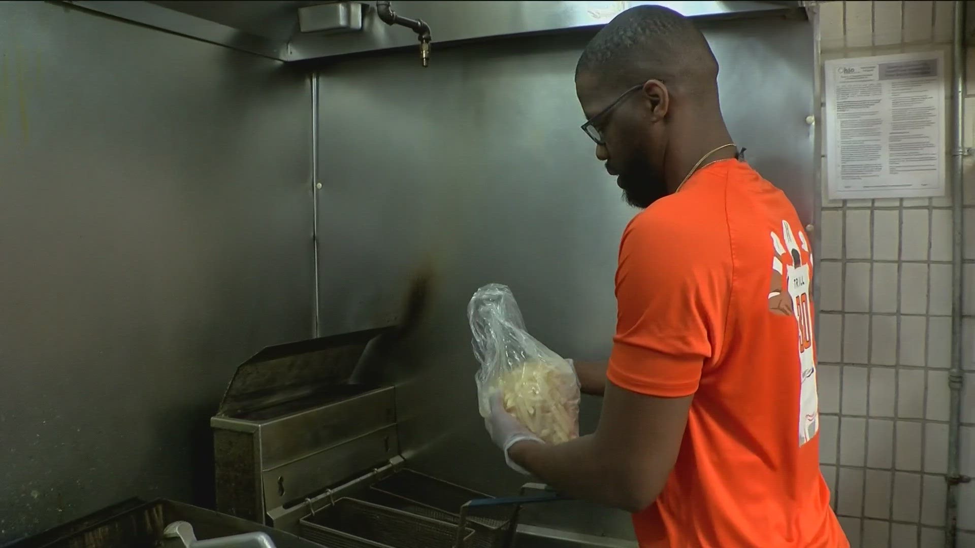 Small business owner pays it forward, one free meal at a time | wtol.com