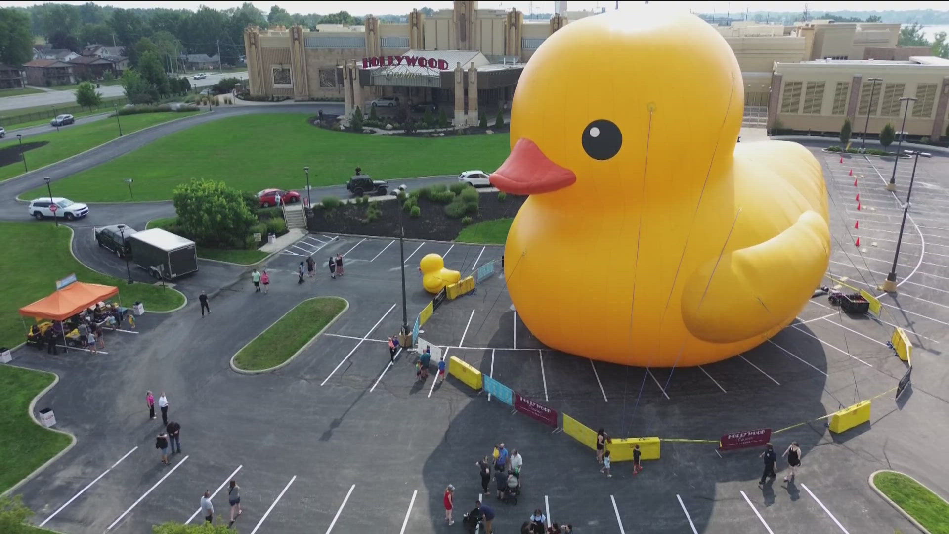 World's largest rubber duck visits Toledo | wtol.com