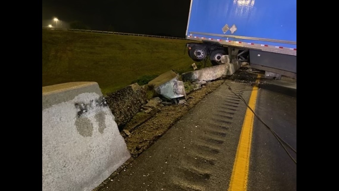 Semi Jackknifes On I 75 South Causes Lane Closures Wtol 11