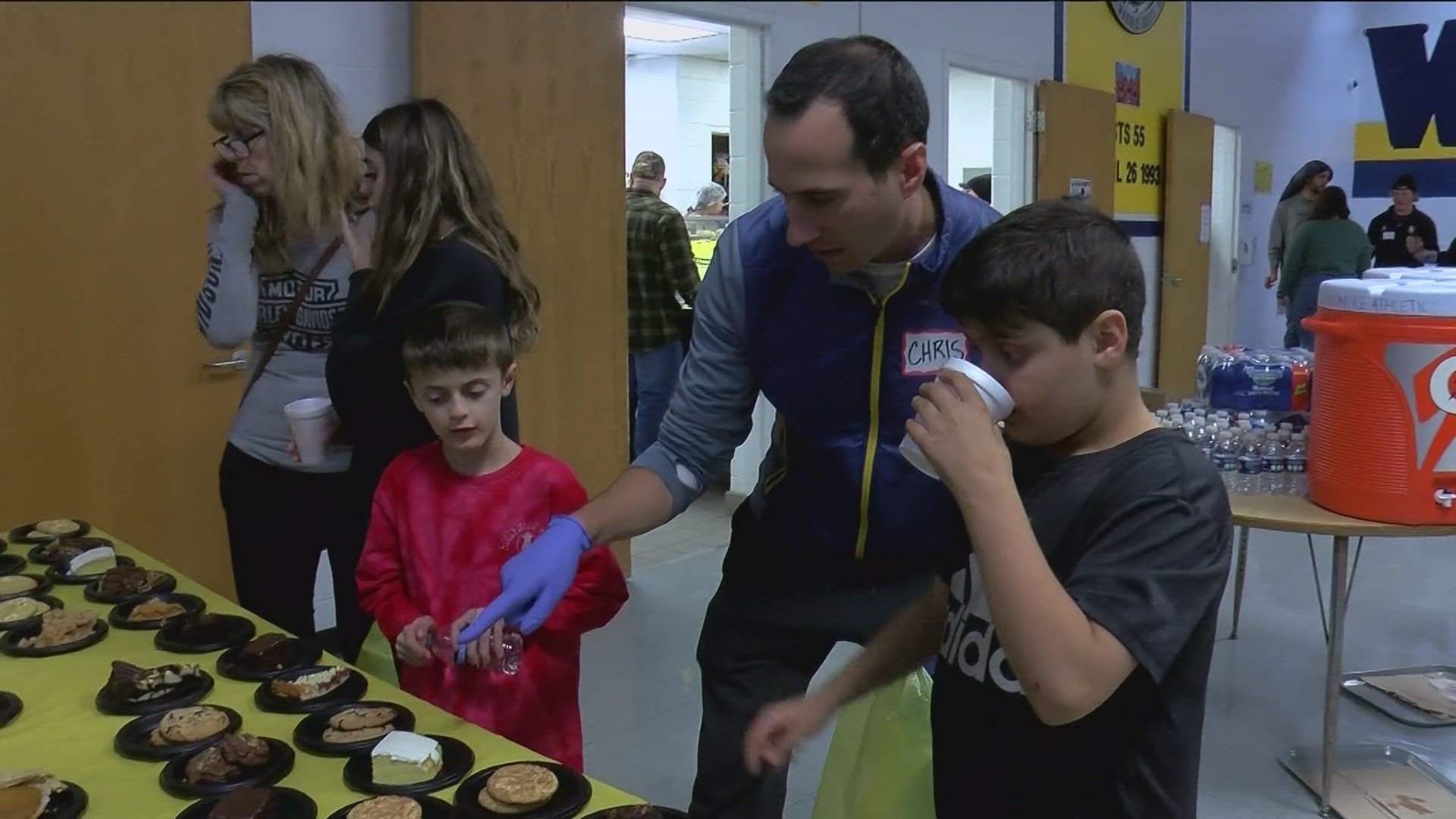 WTOL 11's Chris Vickers helping hand out Thanksgiving meals in Elmore ...