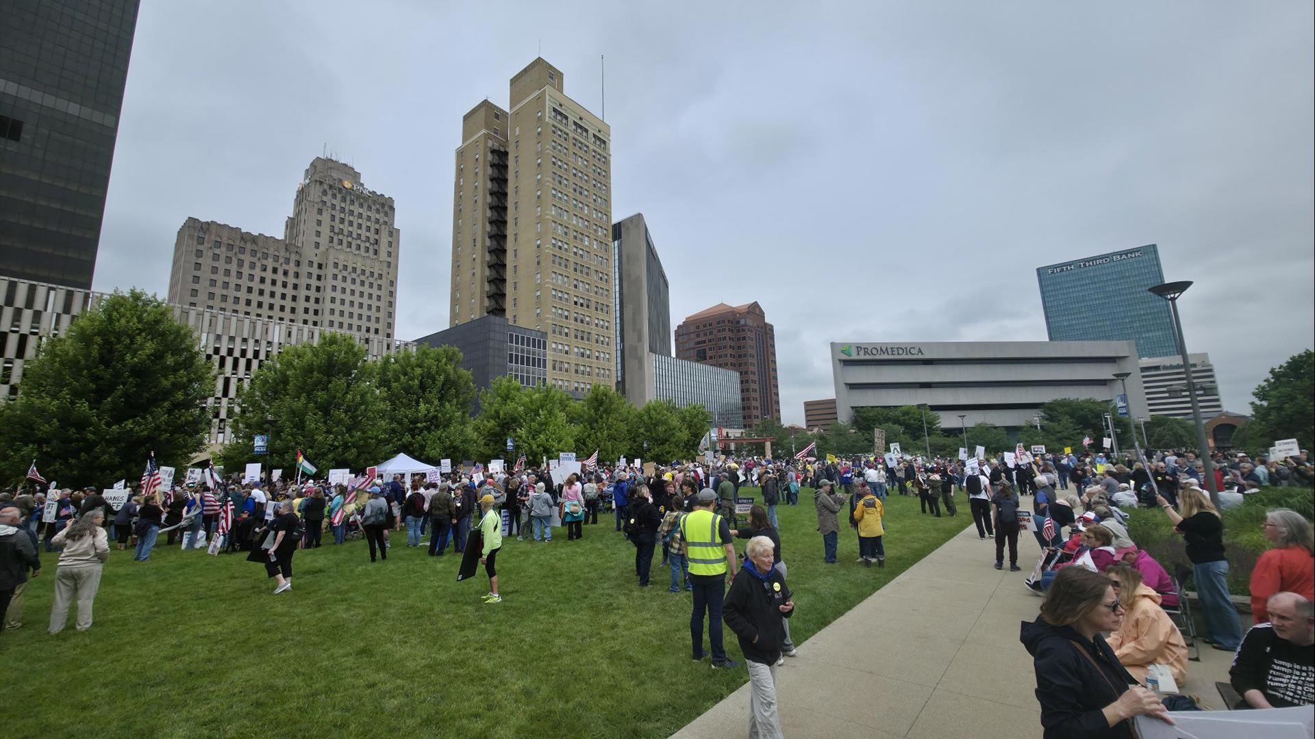 ‘No Kings’ protests draw crowds in Bowling Green and Toledo | wtol.com