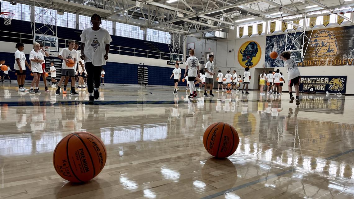 Whitmer star Nigel Hayes-Davis hosts first youth basketball camp | wtol.com