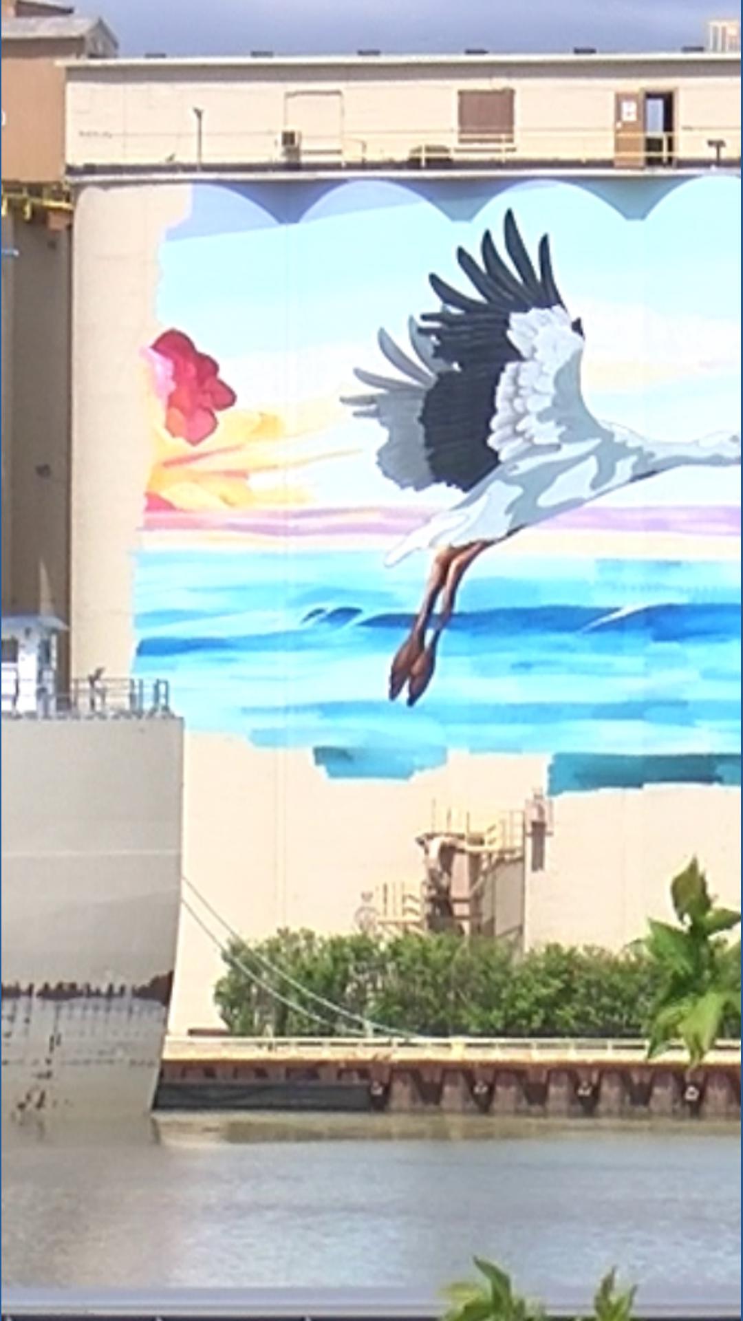 Dean Davis paints vibrant mural on Toledo grain silo | wtol.com