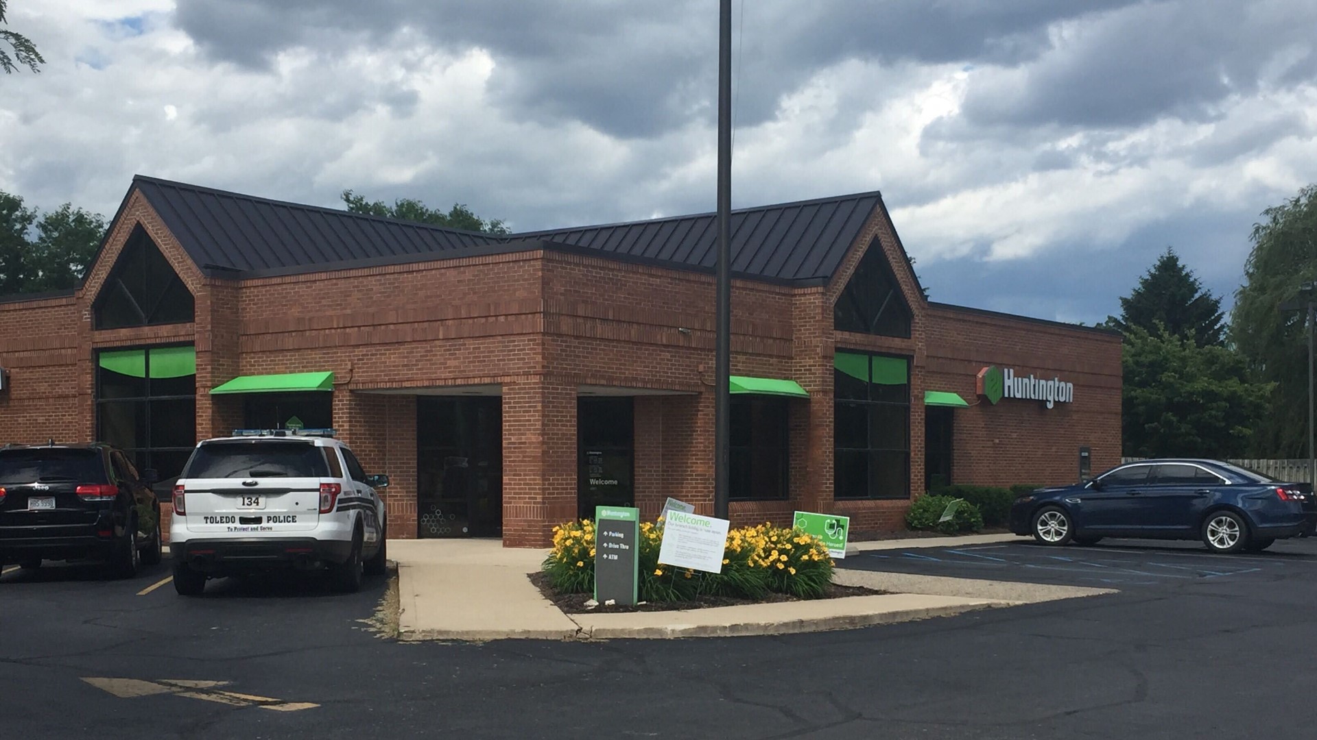 Toledo police investigating Huntington Bank branch robbery | wtol.com