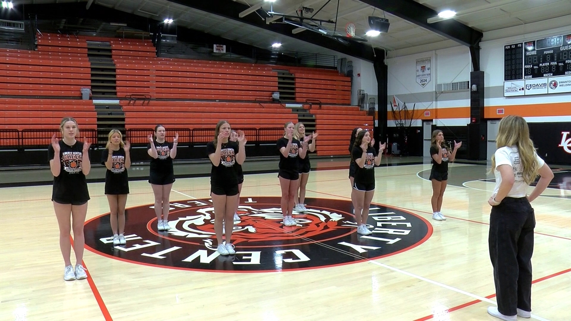 Northwest Ohio town's cheerleading team captures global spotlight ...