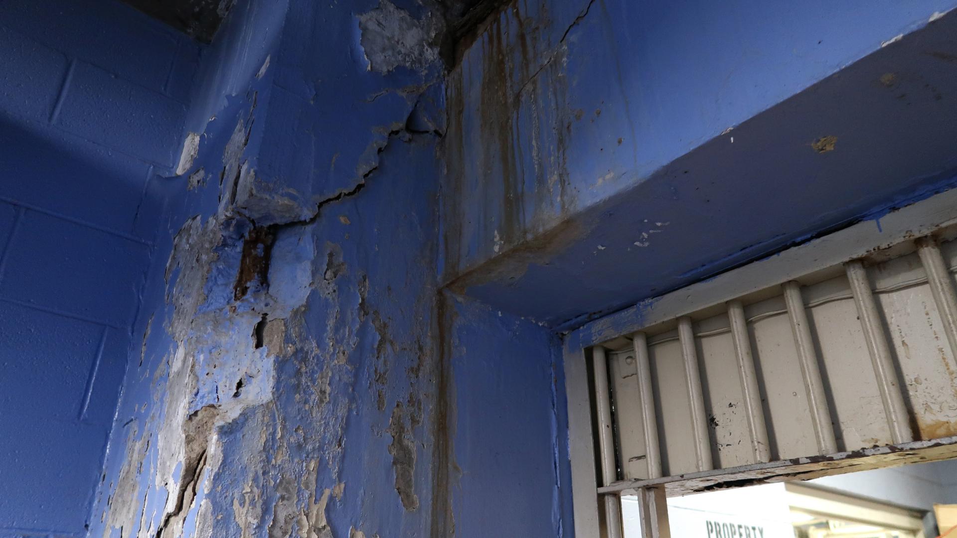 WTOL 11 tours inside the decaying Lucas County jail | wtol.com