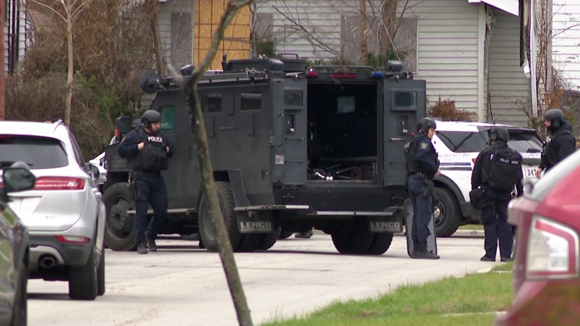 SWAT teams called to south Toledo home | wtol.com