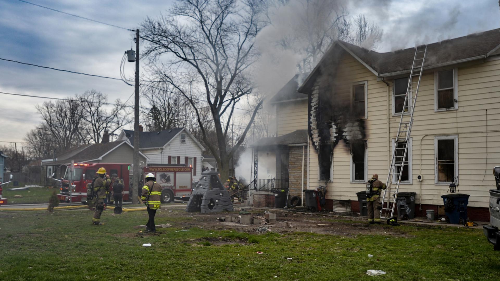 1 dog killed, 2 others missing following house fire in south Toledo ...