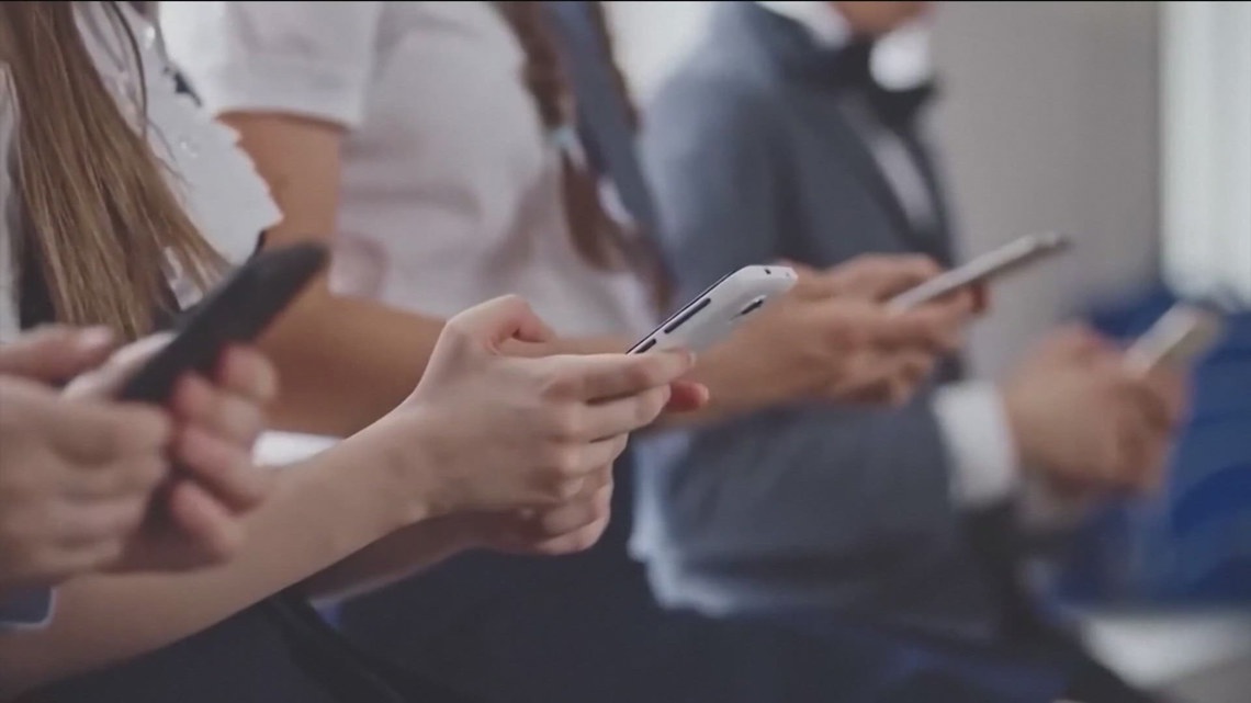 Parents have mixed feelings about new TPS cell phone policy | wtol.com