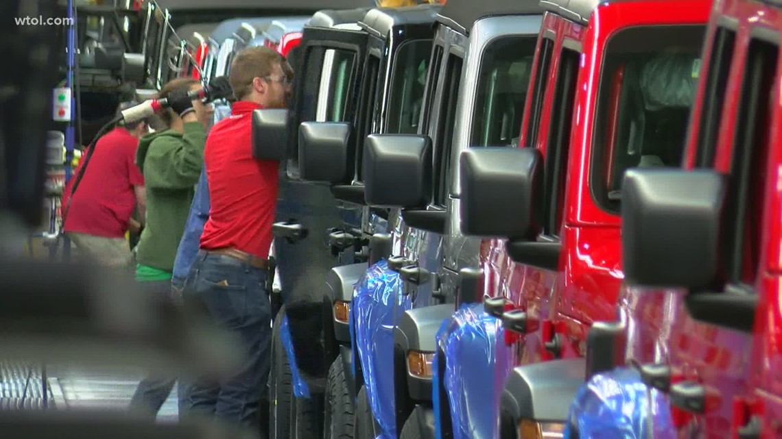 Autoworkers to wear masks at work again, COVID-19 Task Force says ...